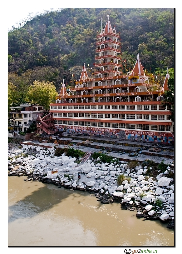 go2india.in : Temples by the side of river Ganga at Rishikesh