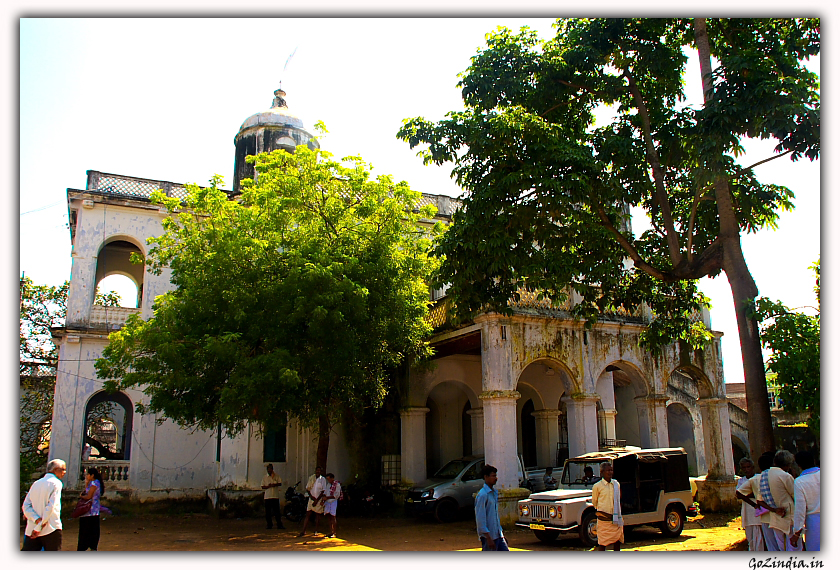 go2india.in : Side of the main hall of Bobbili Palace